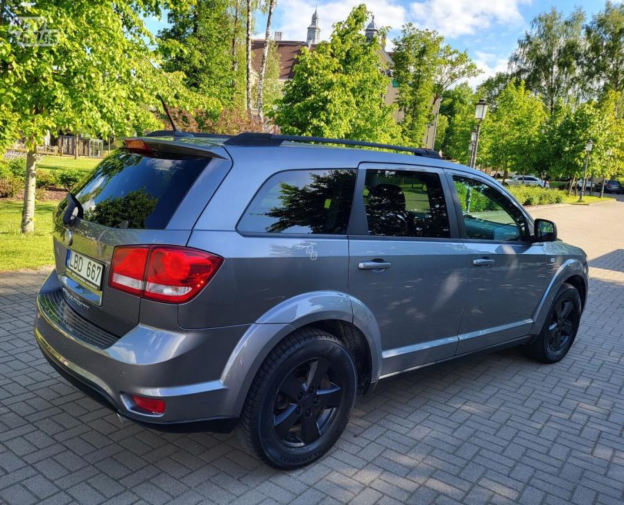 Grey Fiat Freemont 2011 in Siauliai, with an engine capacity of 2.00 L and mileage of 300 thousand km for 3950 €, photo 17 on AUTOMOTO.COM.LV