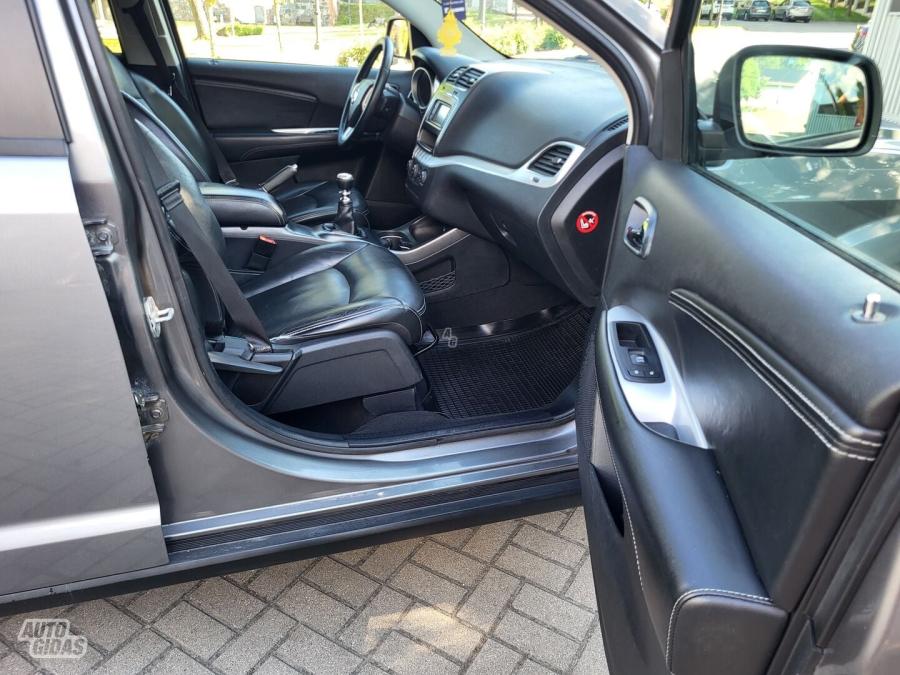 Grey Fiat Freemont 2011 in Siauliai, with an engine capacity of 2.00 L and mileage of 300 thousand km for 3950 €, photo 22 on AUTOMOTO.COM.LV