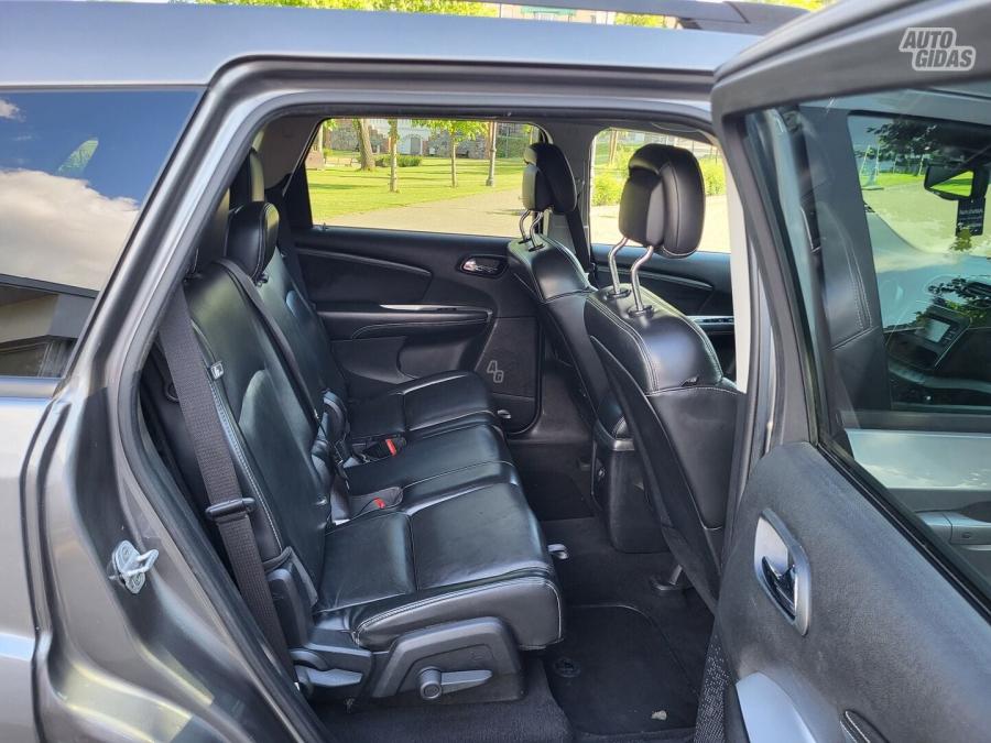 Grey Fiat Freemont 2011 in Siauliai, with an engine capacity of 2.00 L and mileage of 300 thousand km for 3950 €, photo 23 on AUTOMOTO.COM.LV