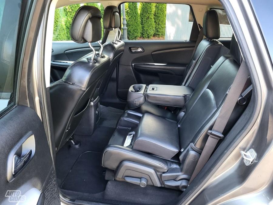 Grey Fiat Freemont 2011 in Siauliai, with an engine capacity of 2.00 L and mileage of 300 thousand km for 3950 €, photo 24 on AUTOMOTO.COM.LV