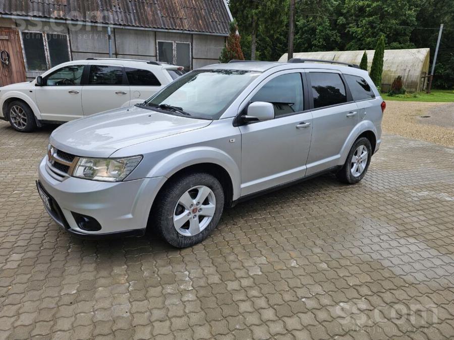 Grey Fiat Freemont 2011 in Ogre, with an engine capacity of 2.00 L and mileage of 179 thousand km for 3550 €, photo 1 on AUTOMOTO.COM.LV