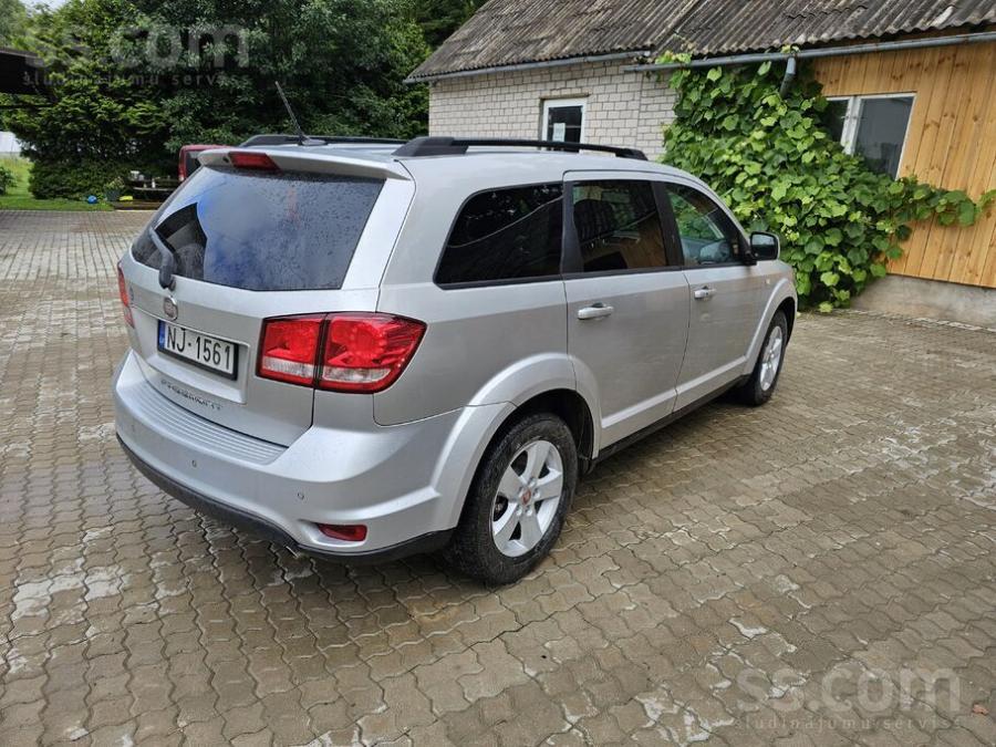 Grey Fiat Freemont 2011 in Ogre, with an engine capacity of 2.00 L and mileage of 179 thousand km for 3550 €, photo 4 on AUTOMOTO.COM.LV
