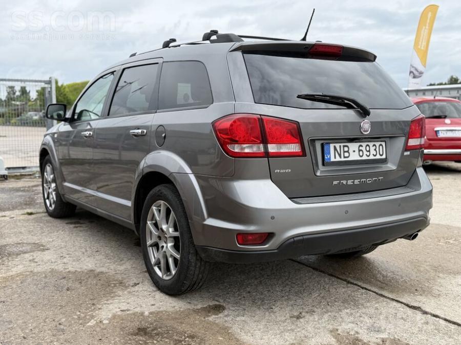 Pelēks Fiat Freemont 2012 Rīga, ar dzinēja tilpumu 2.00 L un nobraukumu 174 tūkst. km par 6750 €, foto 3 vietnē AUTOMOTO.COM.LV