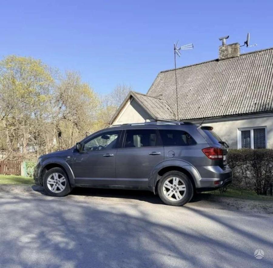 Grey Fiat Freemont 2012 in Kretinga, with an engine capacity of 1.96 L and mileage of 260 thousand km for 5000 €, photo 4 on AUTOMOTO.COM.LV