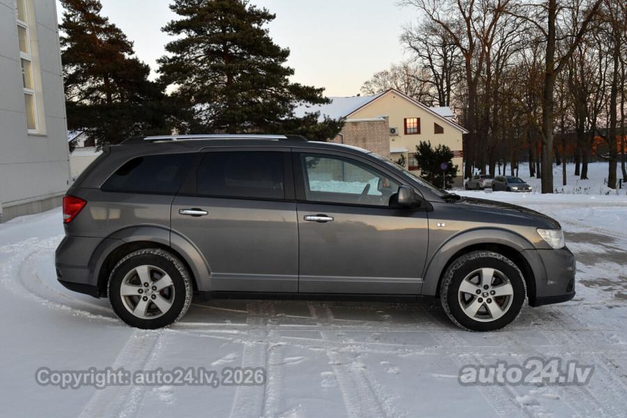 Grey Fiat Freemont 2013 in Tartu, with an engine capacity of 2.00 L and mileage of 323 thousand km for 5990 €, photo 8 on AUTOMOTO.COM.LV