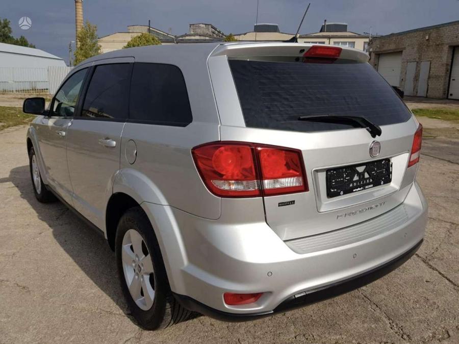 Grey Fiat Freemont 2013 in Siauliai, with an engine capacity of 1.96 L and mileage of 225 thousand km for 4950 €, photo 9 on AUTOMOTO.COM.LV