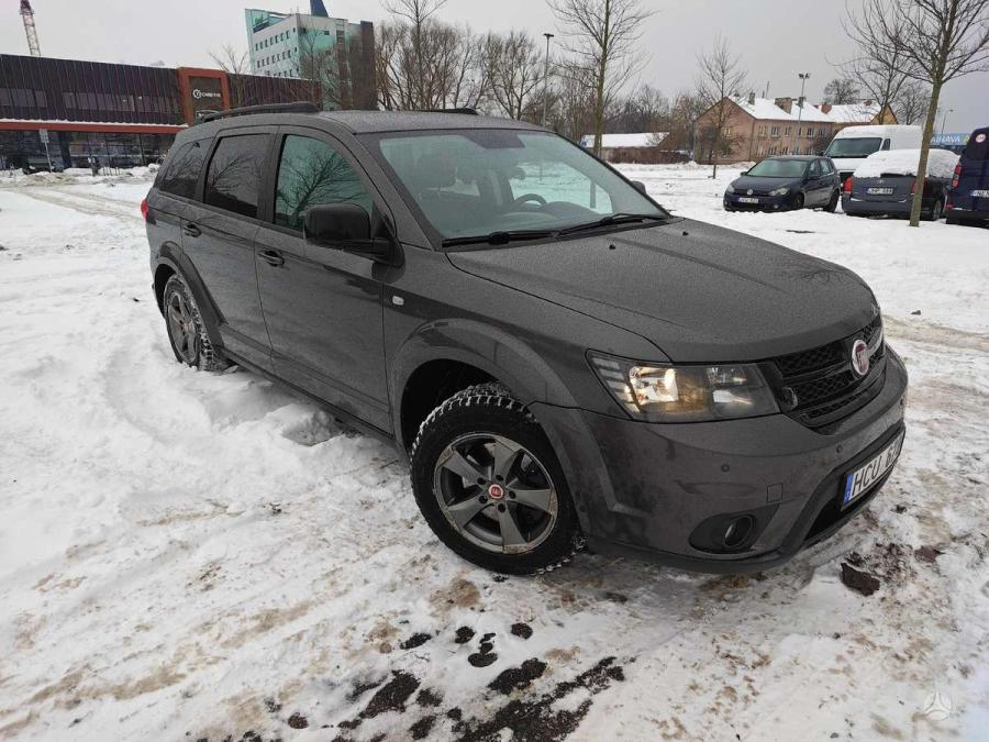 Pelēks Fiat Freemont 2014 Klaipėda, ar dzinēja tilpumu 3.61 L un nobraukumu 153 tūkst. km par 11000 €, foto 1 vietnē AUTOMOTO.COM.LV