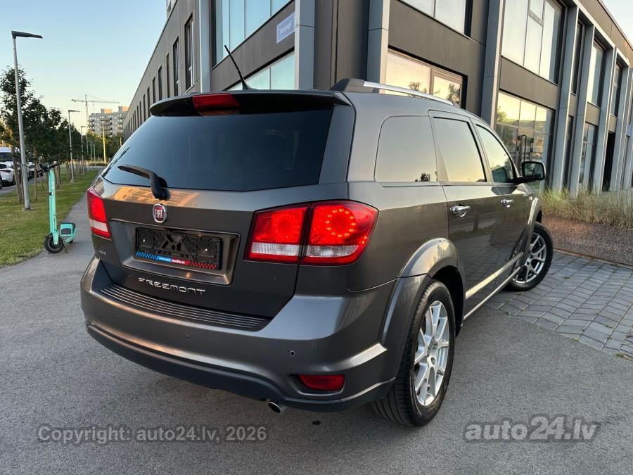 Grey Fiat Freemont 2014 in Tallinn, with an engine capacity of 2.00 L and mileage of 203 thousand km for 4990 €, photo 10 on AUTOMOTO.COM.LV