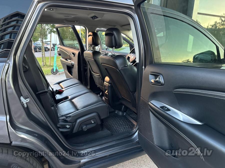 Grey Fiat Freemont 2014 in Tallinn, with an engine capacity of 2.00 L and mileage of 203 thousand km for 4990 €, photo 19 on AUTOMOTO.COM.LV