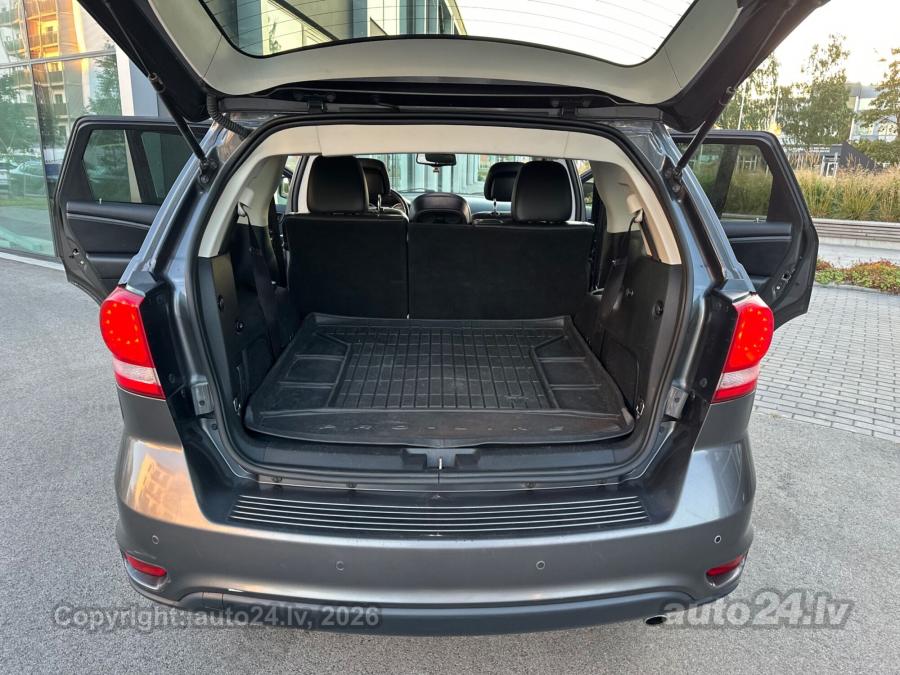 Grey Fiat Freemont 2014 in Tallinn, with an engine capacity of 2.00 L and mileage of 203 thousand km for 4990 €, photo 23 on AUTOMOTO.COM.LV