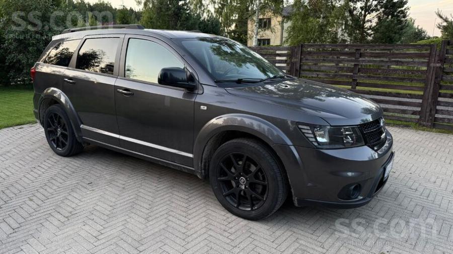 Grey Fiat Freemont 2015 in Riga, with an engine capacity of 2.00 L and mileage of 215 thousand km for 7300 €, photo 1 on AUTOMOTO.COM.LV