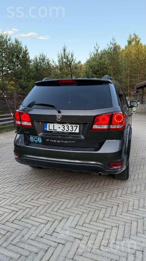 Pelēks Fiat Freemont 2015 Rīga, ar dzinēja tilpumu 2.00 L un nobraukumu 215 tūkst. km par 7300 €, foto 3 vietnē AUTOMOTO.COM.LV