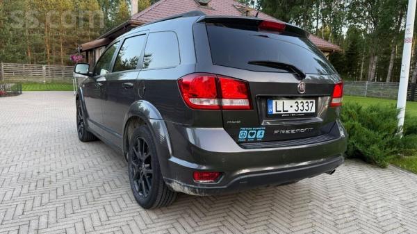 Pelēks Fiat Freemont 2015 Rīga, ar dzinēja tilpumu 2.00 L un nobraukumu 215 tūkst. km par 7300 €, foto 4 vietnē AUTOMOTO.COM.LV