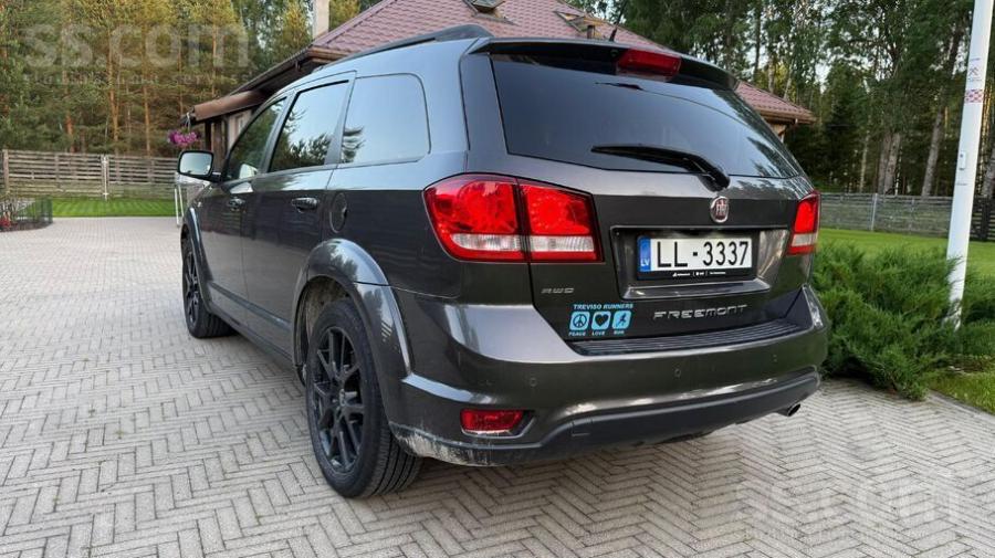 Grey Fiat Freemont 2015 in Riga, with an engine capacity of 2.00 L and mileage of 215 thousand km for 7300 €, photo 5 on AUTOMOTO.COM.LV