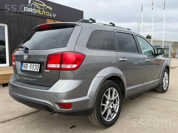 Pelēks Fiat Freemont 2012 Rīga, ar dzinēja tilpumu 2.00 L un nobraukumu 174 tūkst. km par 7490 €, foto 3 vietnē AUTOMOTO.COM.LV