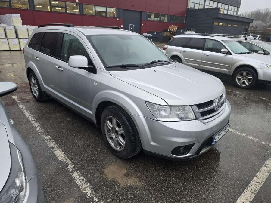Grey Fiat Freemont 2012 in Kaunas, with an engine capacity of 1.96 L and mileage of 270 thousand km for 3500 €, photo 1 on AUTOMOTO.COM.LV