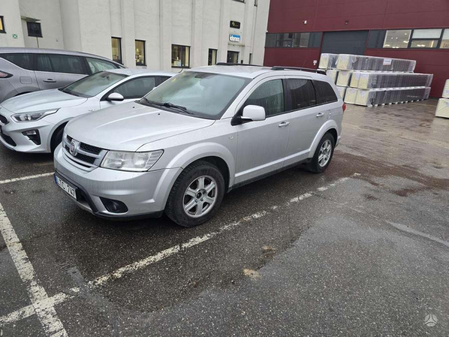 Grey Fiat Freemont 2012 in Kaunas, with an engine capacity of 1.96 L and mileage of 270 thousand km for 3500 €, photo 3 on AUTOMOTO.COM.LV