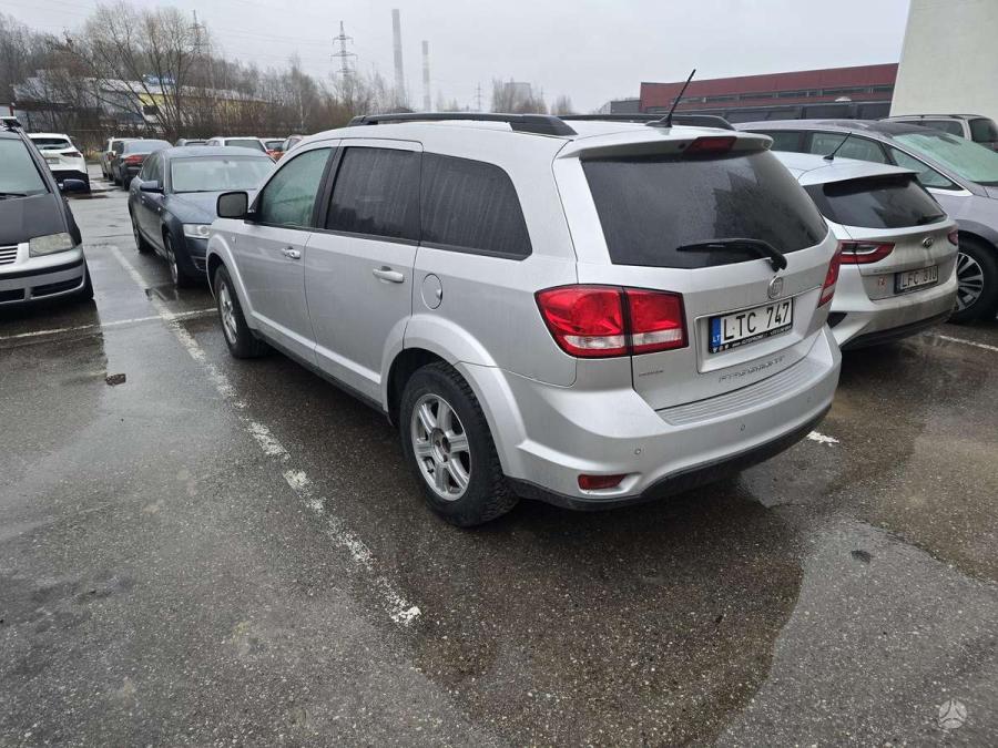 Grey Fiat Freemont 2012 in Kaunas, with an engine capacity of 1.96 L and mileage of 270 thousand km for 3500 €, photo 5 on AUTOMOTO.COM.LV