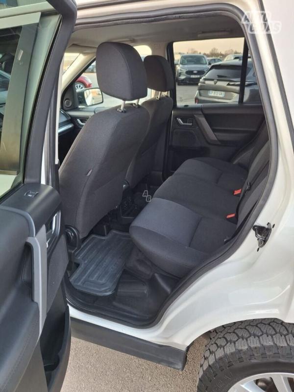 White Fiat Freemont 2013 in Marijampole, with an engine capacity of 2.00 L and mileage of 186 thousand km for 6000 €, photo 6 on AUTOMOTO.COM.LV