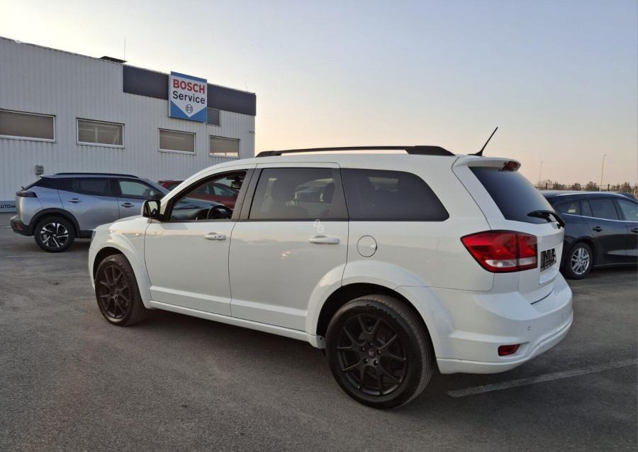 White Fiat Freemont 2013 in Marijampole, with an engine capacity of 2.00 L and mileage of 186 thousand km for 6000 €, photo 4 on AUTOMOTO.COM.LV