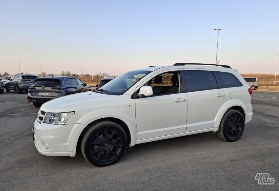 White Fiat Freemont 2013 in Marijampole, with an engine capacity of 2.00 L and mileage of 186 thousand km for 6000 €, photo 5 on AUTOMOTO.COM.LV
