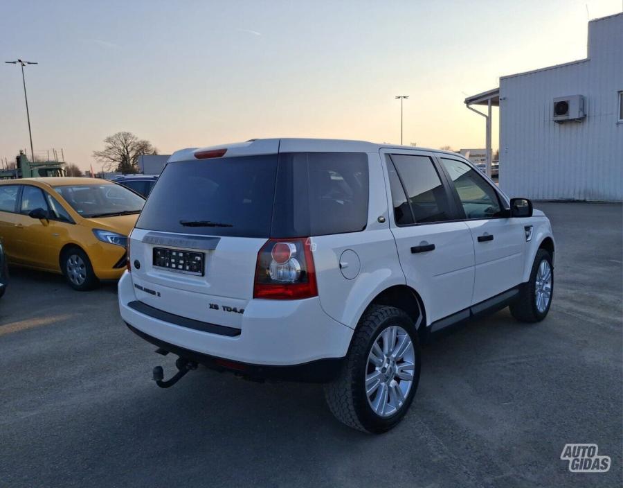 White Fiat Freemont 2013 in Marijampole, with an engine capacity of 2.00 L and mileage of 186 thousand km for 6000 €, photo 6 on AUTOMOTO.COM.LV