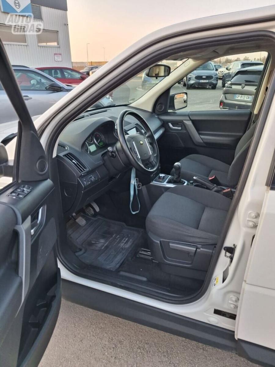White Fiat Freemont 2013 in Marijampole, with an engine capacity of 2.00 L and mileage of 186 thousand km for 6000 €, photo 8 on AUTOMOTO.COM.LV