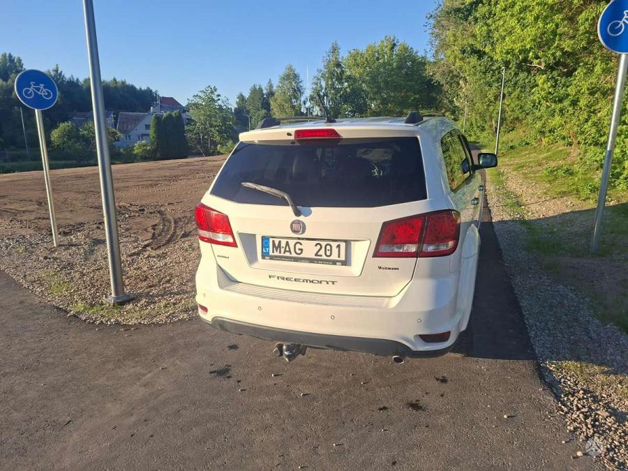 White Fiat Freemont 2013 in Moletai, with an engine capacity of 1.96 L and mileage of 268 thousand km for 3500 €, photo 6 on AUTOMOTO.COM.LV