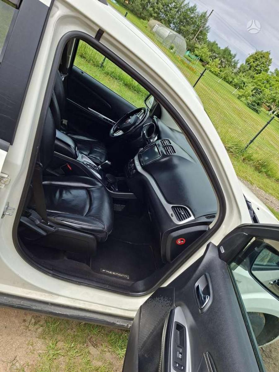 White Fiat Freemont 2013 in Moletai, with an engine capacity of 1.96 L and mileage of 268 thousand km for 3500 €, photo 15 on AUTOMOTO.COM.LV