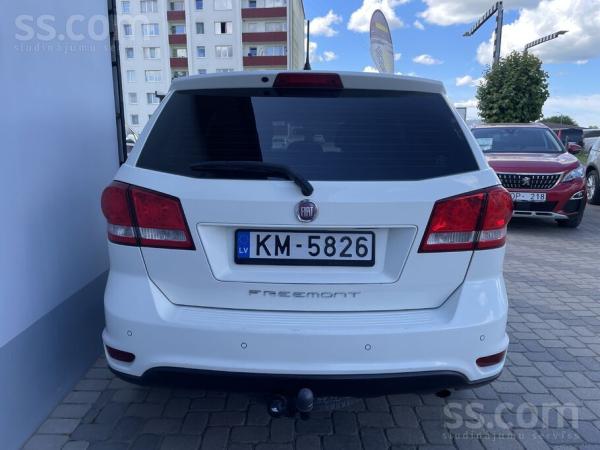 White Fiat Freemont 2013 in Talsi, with an engine capacity of 2.00 L and mileage of 271 thousand km for 5300 €, photo 4 on AUTOMOTO.COM.LV