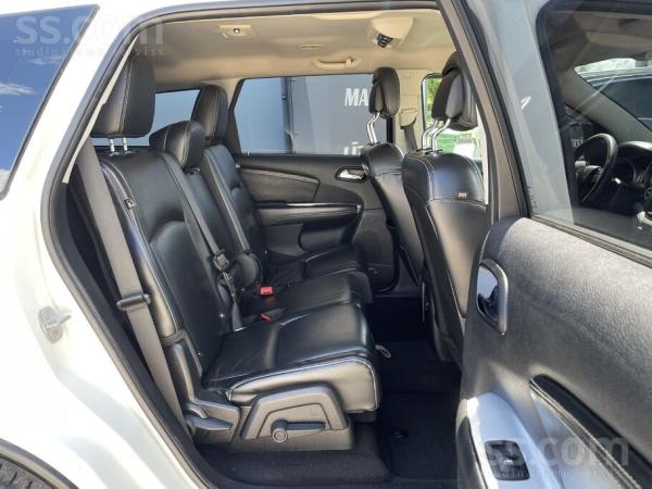 White Fiat Freemont 2013 in Talsi, with an engine capacity of 2.00 L and mileage of 271 thousand km for 5300 €, photo 8 on AUTOMOTO.COM.LV