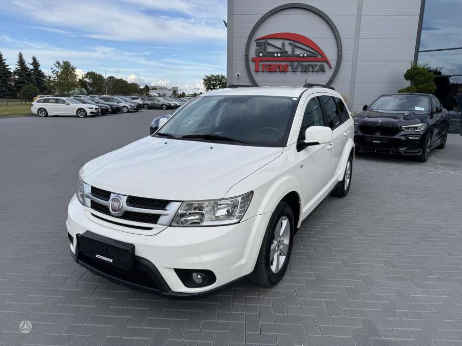 White Fiat Freemont 2013 in Telschi, with an engine capacity of 1.96 L and mileage of 265 thousand km for 4499 €, photo 1 on AUTOMOTO.COM.LV
