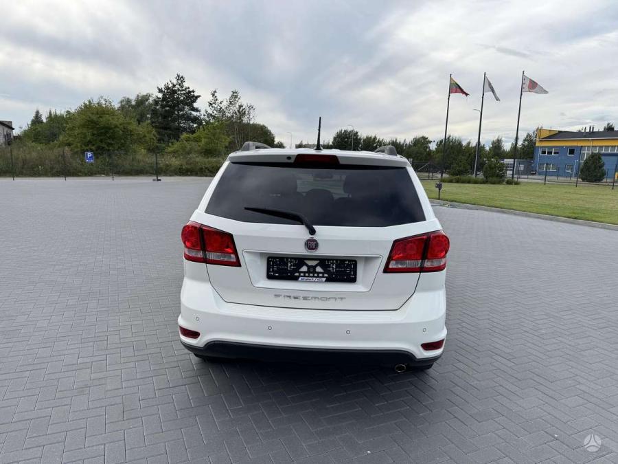 White Fiat Freemont 2013 in Telschi, with an engine capacity of 1.96 L and mileage of 265 thousand km for 4499 €, photo 6 on AUTOMOTO.COM.LV