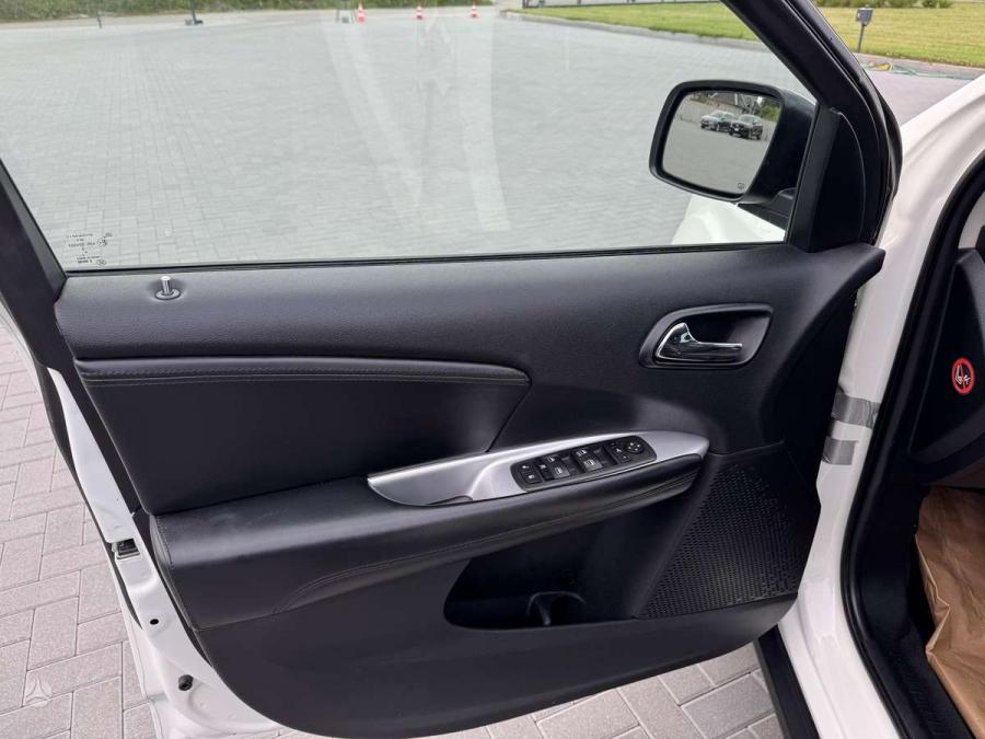 White Fiat Freemont 2013 in Telschi, with an engine capacity of 1.96 L and mileage of 265 thousand km for 4499 €, photo 18 on AUTOMOTO.COM.LV