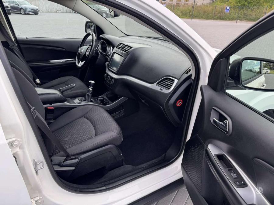 White Fiat Freemont 2013 in Telschi, with an engine capacity of 1.96 L and mileage of 265 thousand km for 4499 €, photo 22 on AUTOMOTO.COM.LV