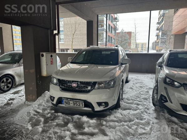 White Fiat Freemont 2015 in Riga, with an engine capacity of 2.00 L and mileage of 197 thousand km for 6500 €, photo 1 on AUTOMOTO.COM.LV