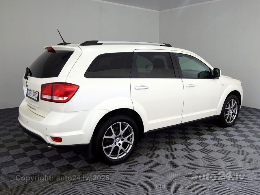 White Fiat Freemont 2015 in Tallinn, with an engine capacity of 2.00 L and mileage of 254 thousand km for 4299 €, photo 4 on AUTOMOTO.COM.LV