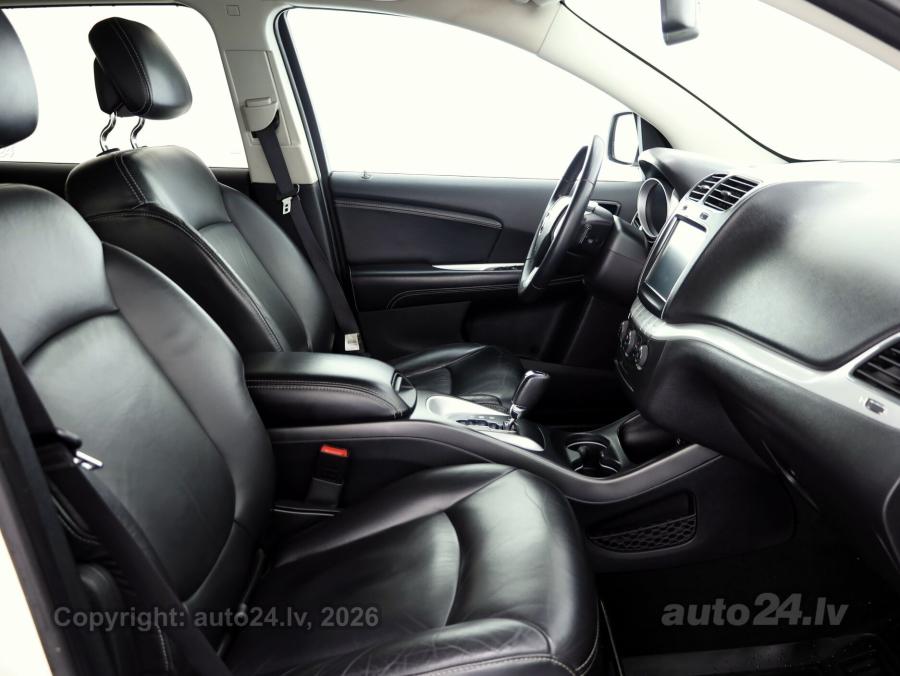 White Fiat Freemont 2015 in Tallinn, with an engine capacity of 2.00 L and mileage of 254 thousand km for 4299 €, photo 7 on AUTOMOTO.COM.LV