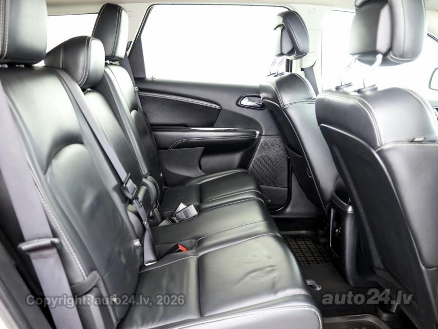 White Fiat Freemont 2015 in Tallinn, with an engine capacity of 2.00 L and mileage of 254 thousand km for 4299 €, photo 8 on AUTOMOTO.COM.LV