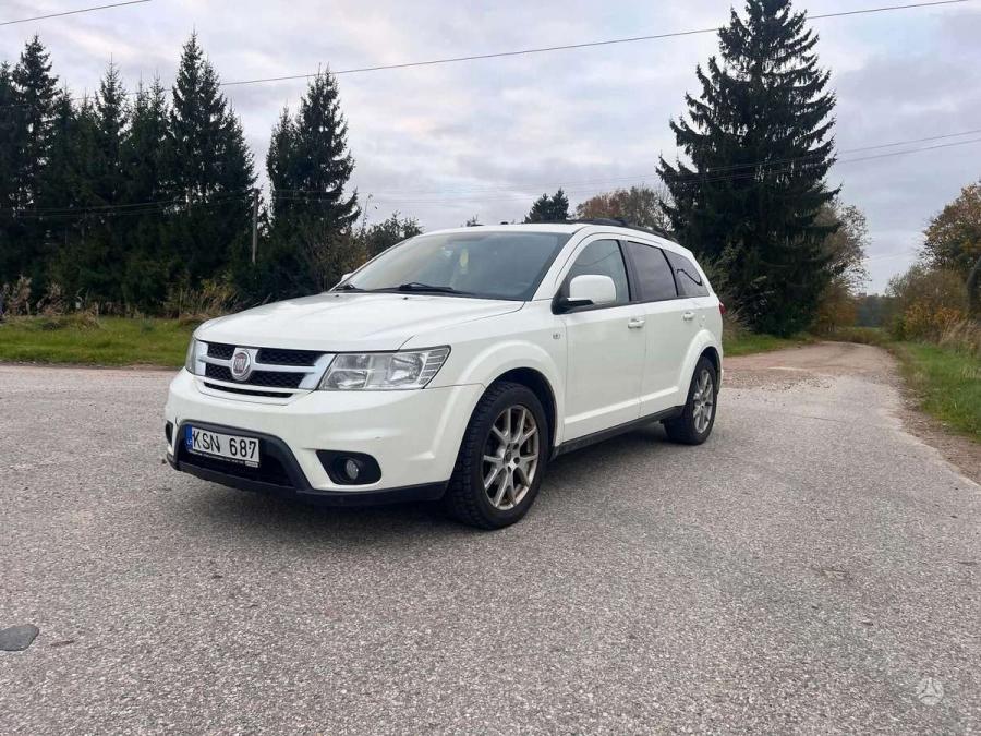 White Fiat Freemont 2012 in Utena, with an engine capacity of 1.96 L and mileage of 346 thousand km for 3500 €, photo 1 on AUTOMOTO.COM.LV