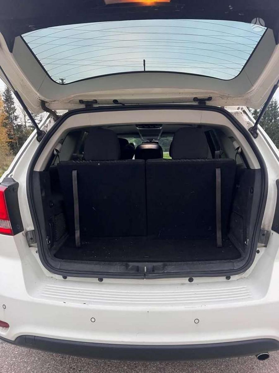 White Fiat Freemont 2012 in Utena, with an engine capacity of 1.96 L and mileage of 346 thousand km for 3500 €, photo 6 on AUTOMOTO.COM.LV