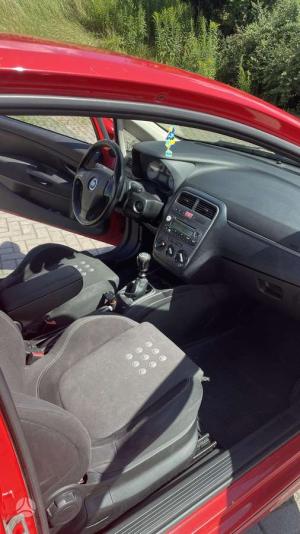 Red Fiat Grande Punto 2007 in Vilnius, with an engine capacity of 1.30 L and mileage of 300 thousand km for 600 €, photo 9 on AUTOMOTO.COM.LV