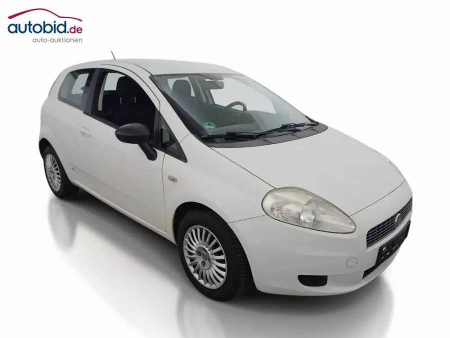 White Fiat Grande Punto 2008 in Limbazi, with an engine capacity of 1.40 L and mileage of 94 thousand km for 2550 €, photo 4 on AUTOMOTO.COM.LV
