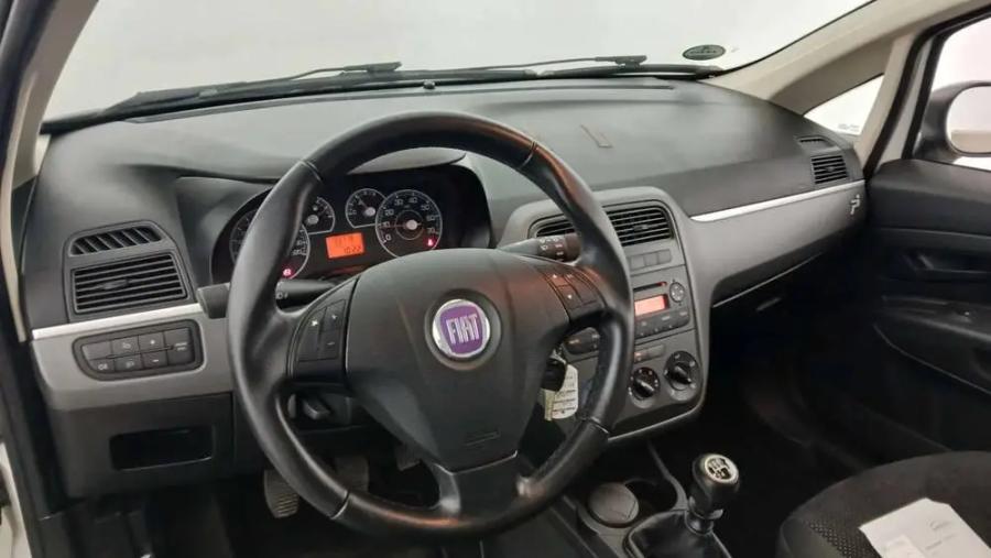 White Fiat Grande Punto 2008 in Limbazi, with an engine capacity of 1.40 L and mileage of 94 thousand km for 2550 €, photo 9 on AUTOMOTO.COM.LV