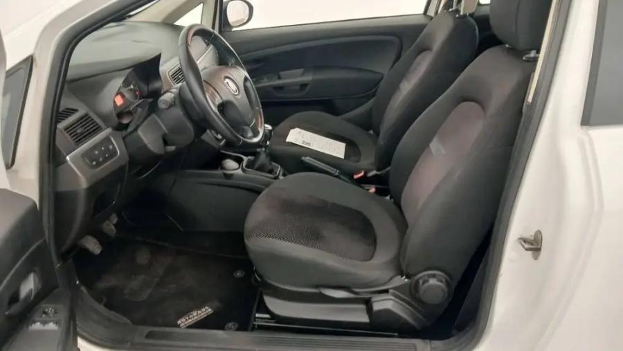 White Fiat Grande Punto 2008 in Limbazi, with an engine capacity of 1.40 L and mileage of 94 thousand km for 2550 €, photo 10 on AUTOMOTO.COM.LV