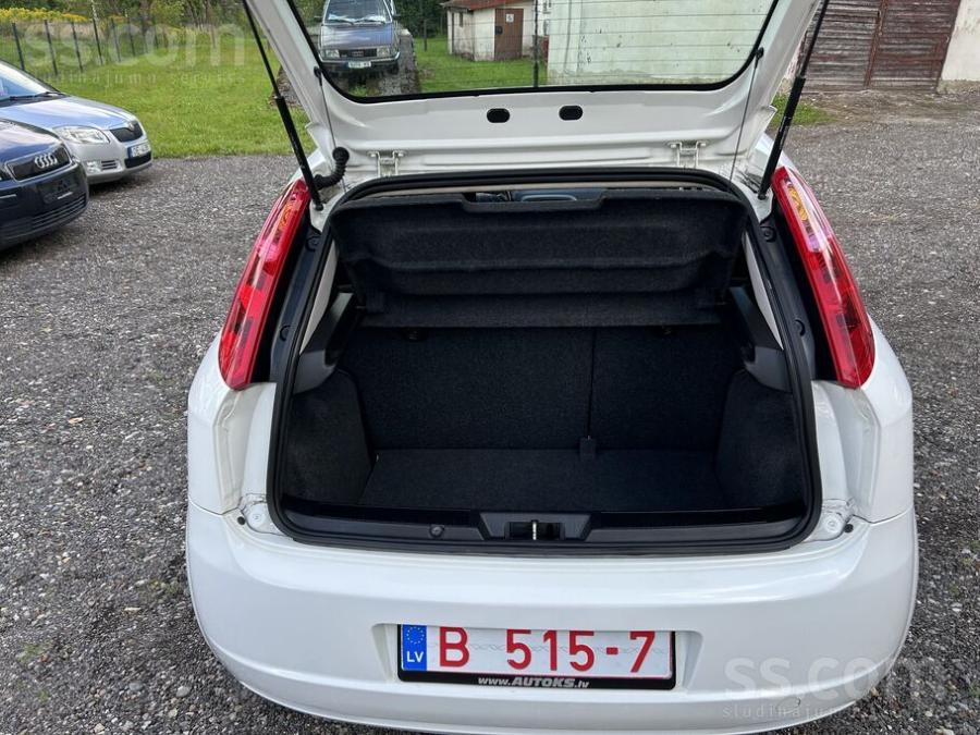 White Fiat Grande Punto 2008 in Limbazi, with an engine capacity of 1.40 L and mileage of 94 thousand km for 2550 €, photo 8 on AUTOMOTO.COM.LV