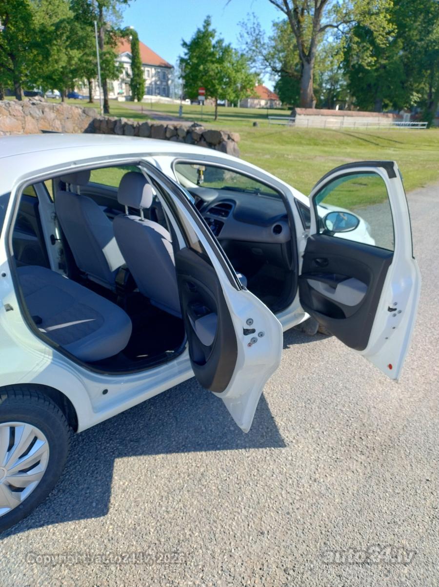 Balts Fiat Linea 2015 Tallina, ar dzinēja tilpumu 1.40 L un nobraukumu 200 tūkst. km par 3450 €, foto 7 vietnē AUTOMOTO.COM.LV
