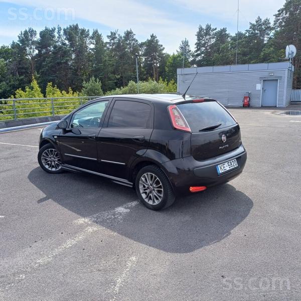 Black Fiat Punto 2011 in Riga, with an engine capacity of 1.30 L and mileage of 235 thousand km for 1600 €, photo 4 on AUTOMOTO.COM.LV