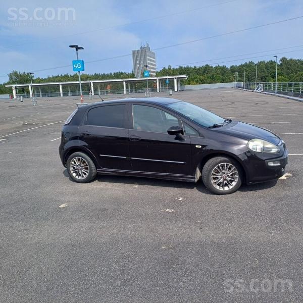 Black Fiat Punto 2011 in Riga, with an engine capacity of 1.30 L and mileage of 235 thousand km for 1600 €, photo 7 on AUTOMOTO.COM.LV