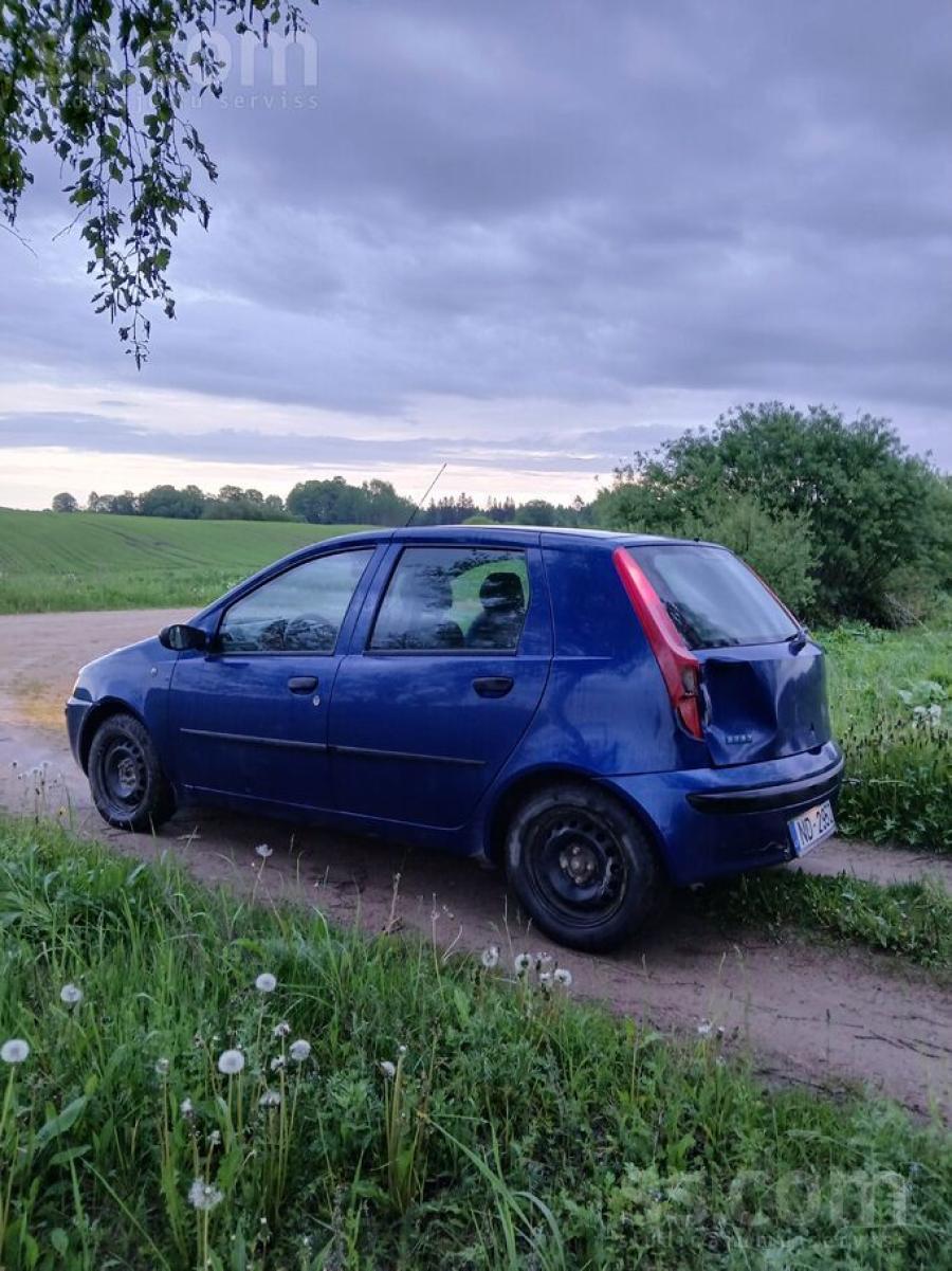 Zils Fiat Punto 2001 Rēzekne, ar dzinēja tilpumu 1.40 L un nobraukumu 135 tūkst. km par 350 €, foto 2 vietnē AUTOMOTO.COM.LV